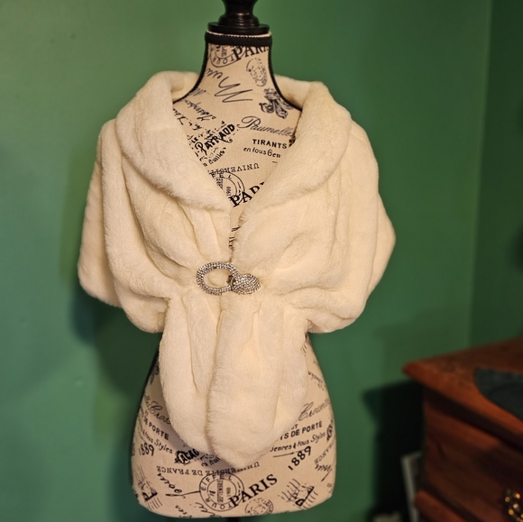 laura | Accessories | Laura Faux Fur Shawl | Poshmark
